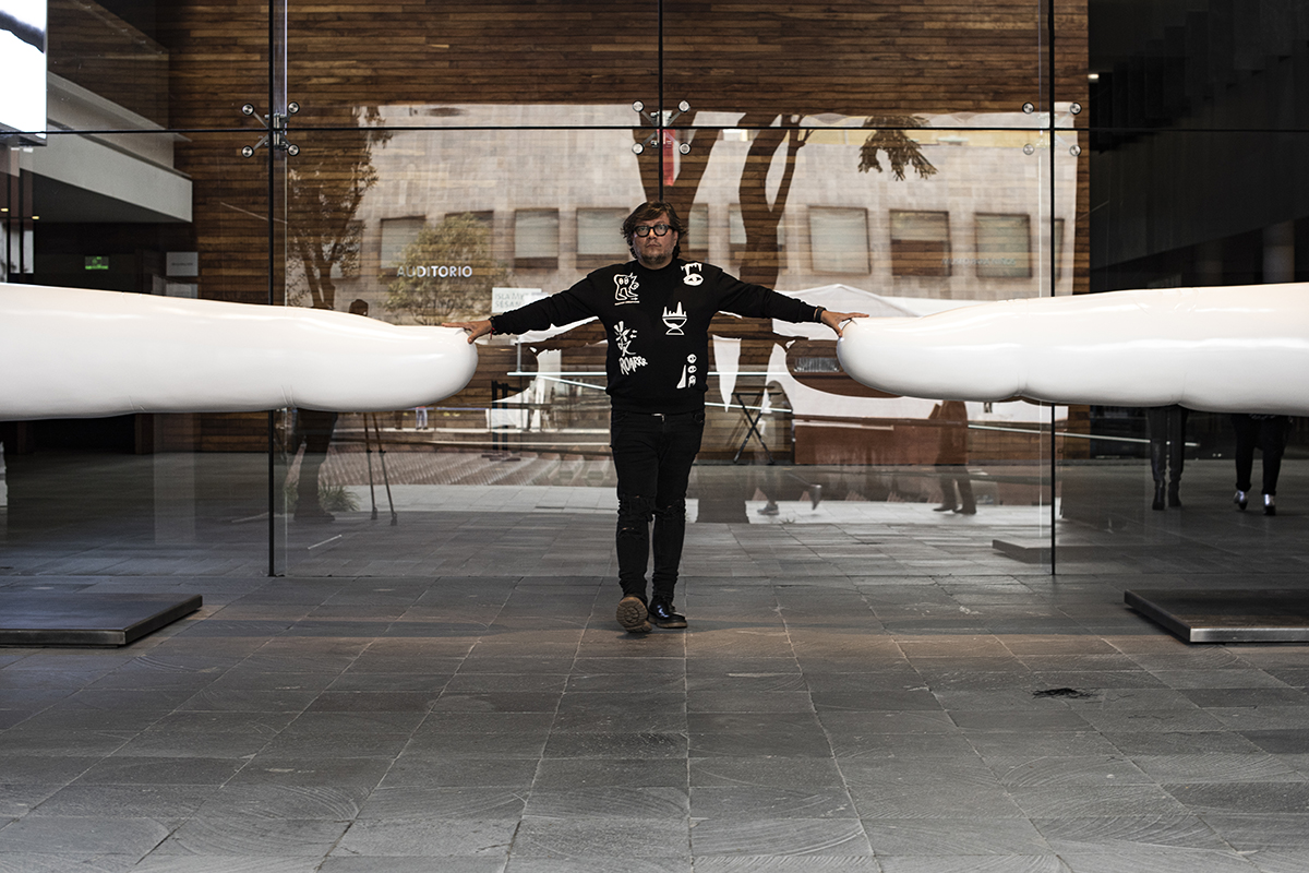 Dos toneladas de arte: ‘Tú’, de Rivelino, arriba al Museo Memoria y ...