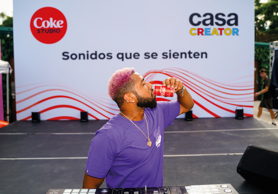 Coca-Cola: Un Siglo de Innovación Cultural con Raíces Auténticas